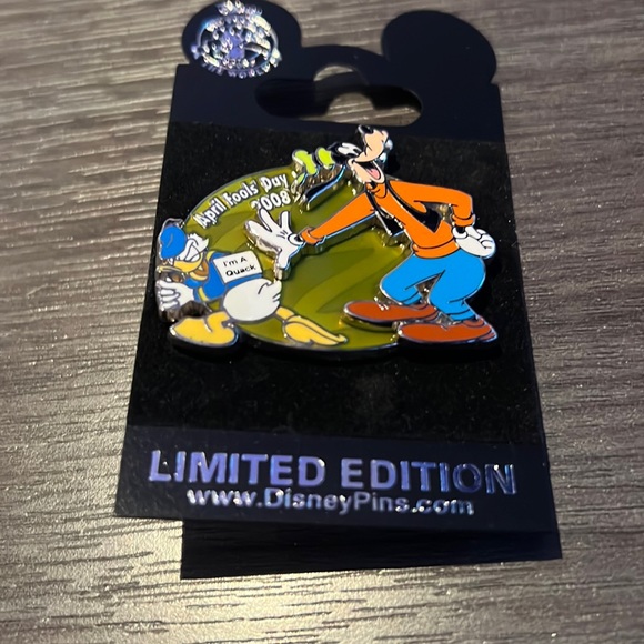 Disney | Jewelry | Nwt 208 Disney April Fools Day Pin Featuring Goofy ...